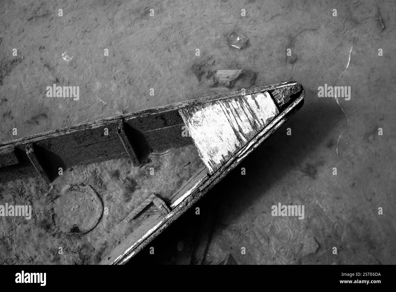 Submerged wooden boat abandoned boat hi-res stock photography and images - Alamy