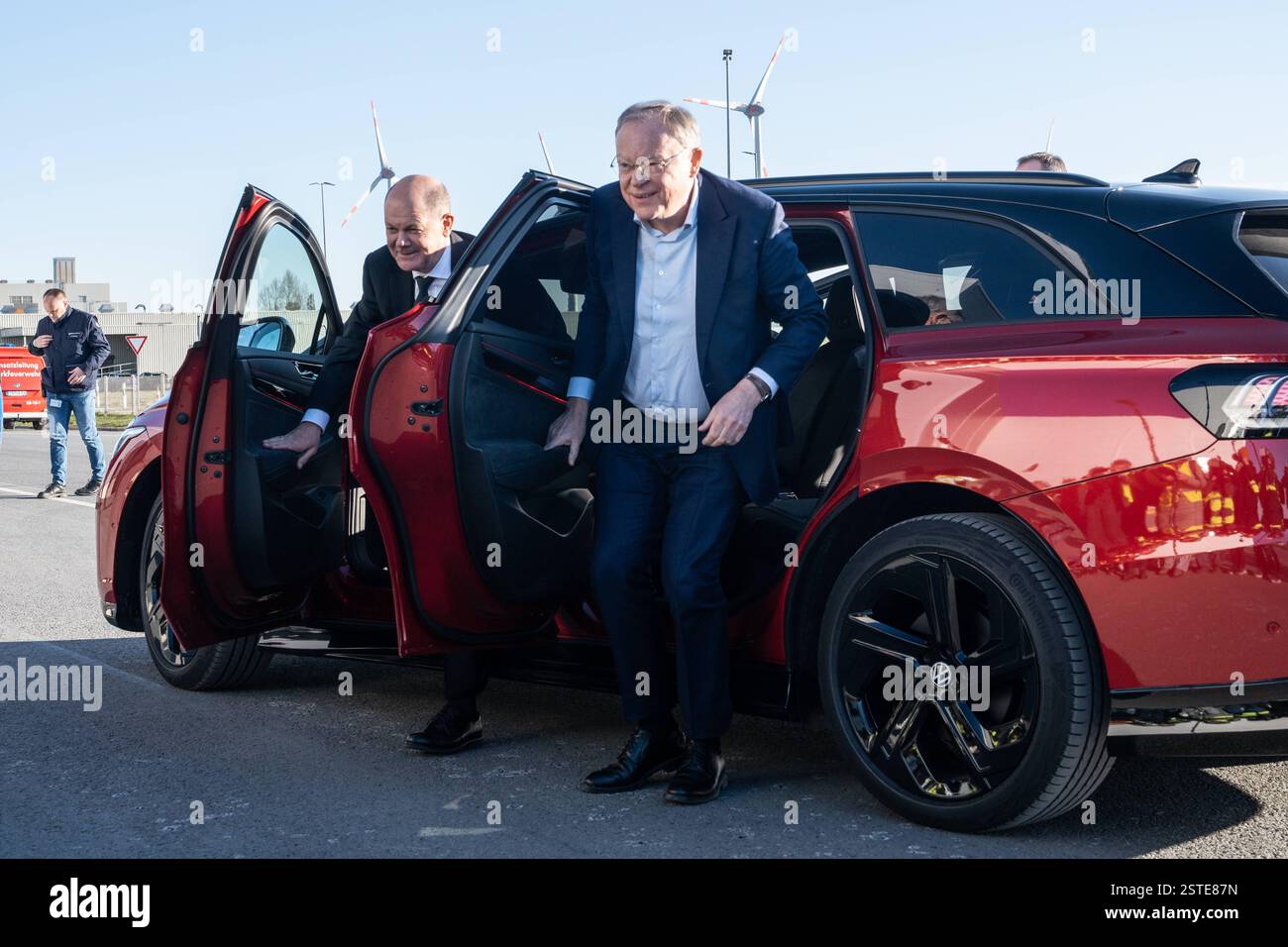 Bundeskanzler besucht VW-Werk in Emden - Produktionsstandort Volkswagem ID.7 - Olaf Scholz mit ...