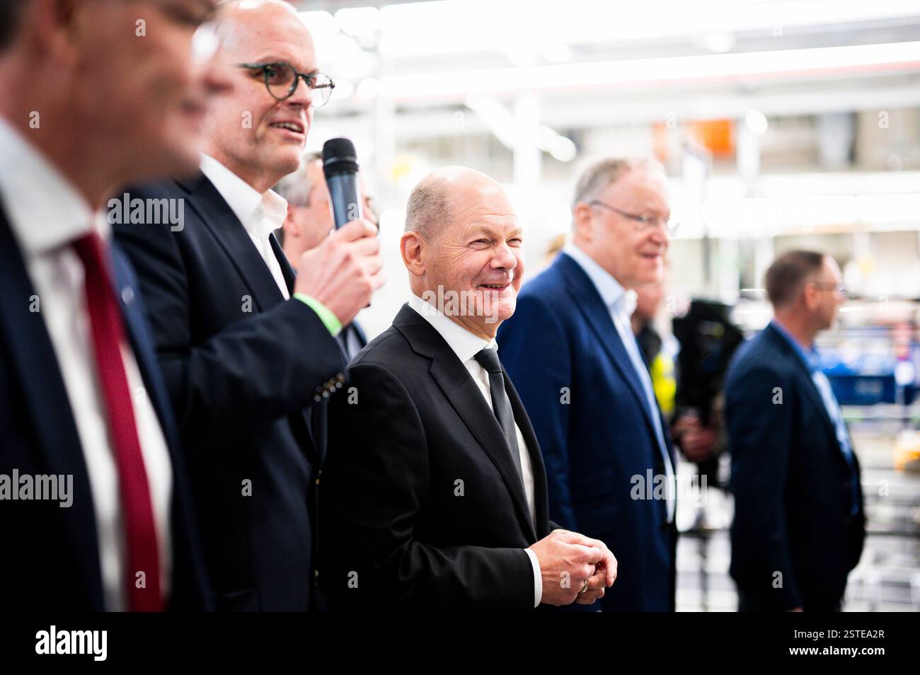 18.02.2025 - Olaf Scholz in Emden: Der Bundeskanzler besucht das VW-Leitwerk der Elektroflotte ...