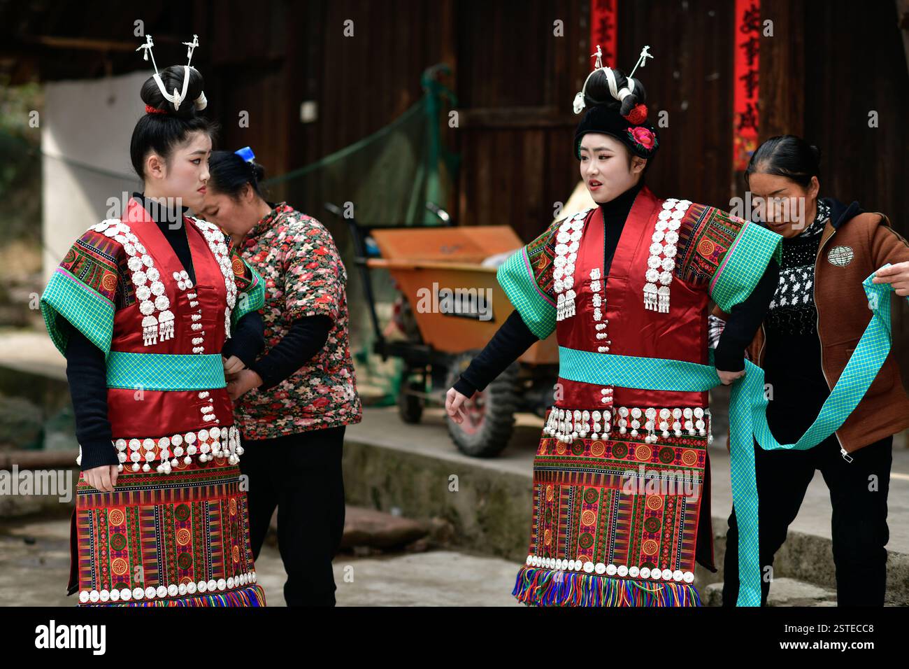 (250218) -- QIANDONGNAN, Feb. 18, 2025 (Xinhua) -- Twin sisters Yang ...