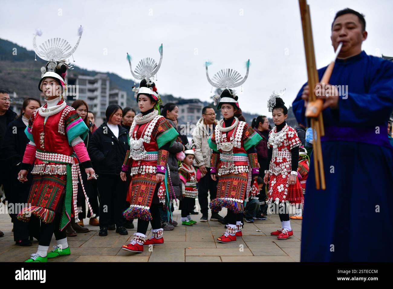 (250218) -- QIANDONGNAN, Feb. 18, 2025 (Xinhua) -- Twin sisters Yang ...