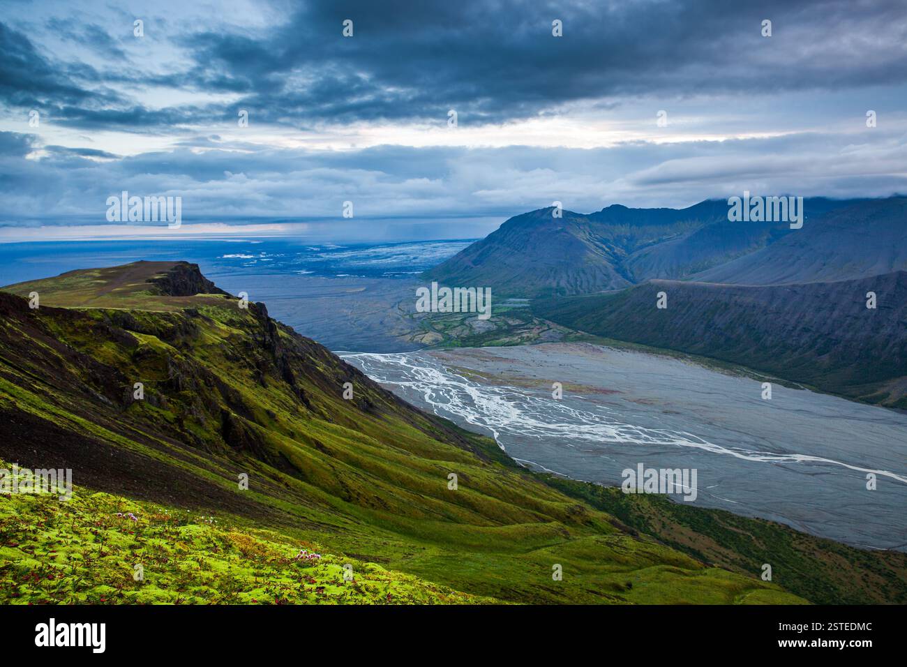 Dramatic Icelandic landscape. Green cliffs and lava fields. Skaftafell ...
