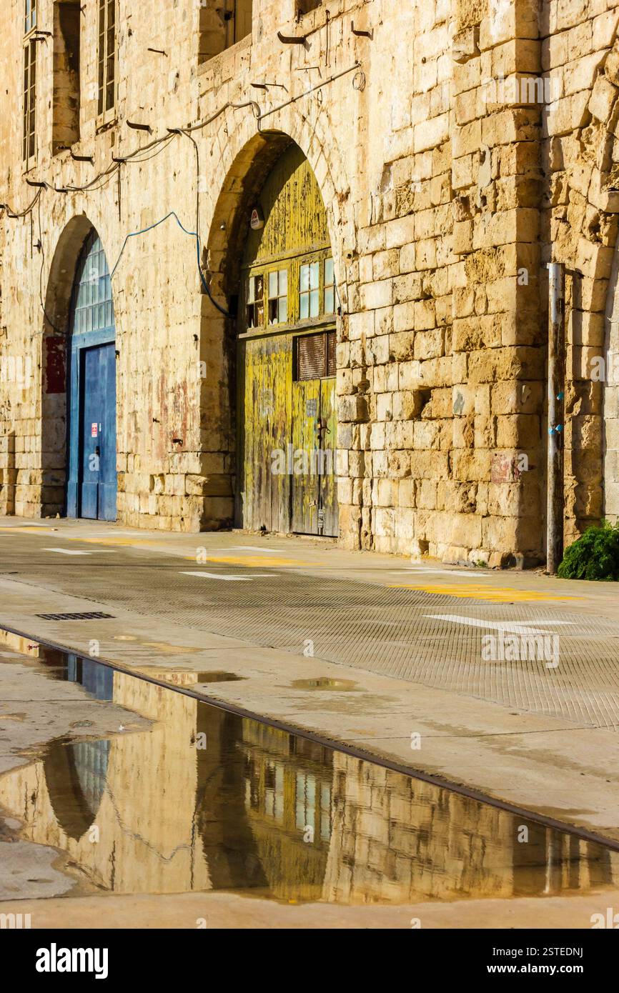 Building facade entrance footpath hi-res stock photography and images ...