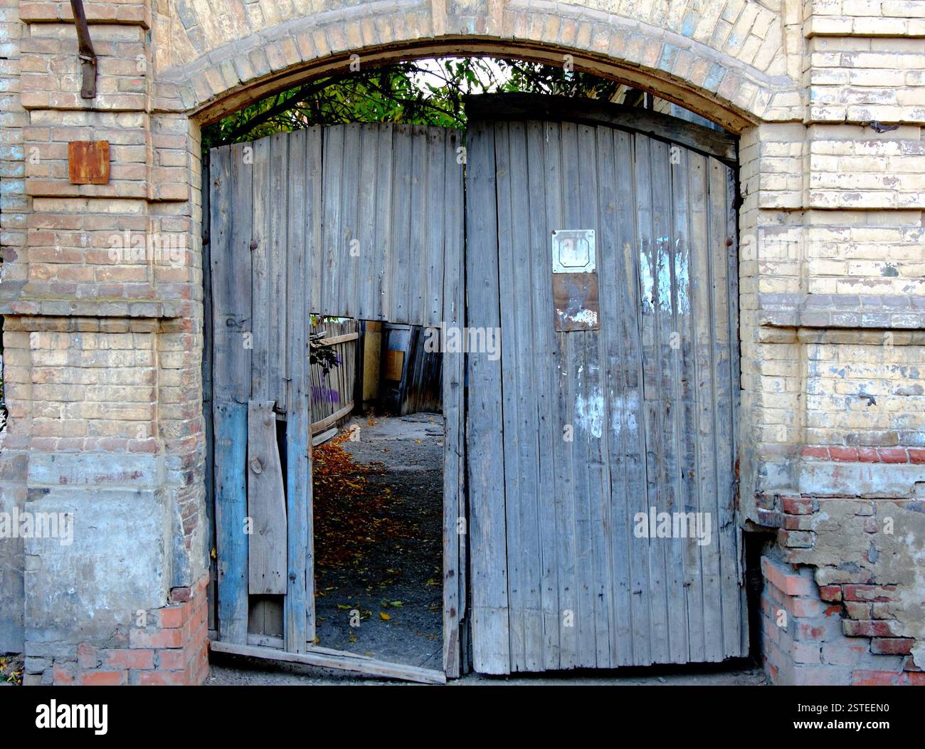 Old wooden gate brick hi-res stock photography and images - Alamy