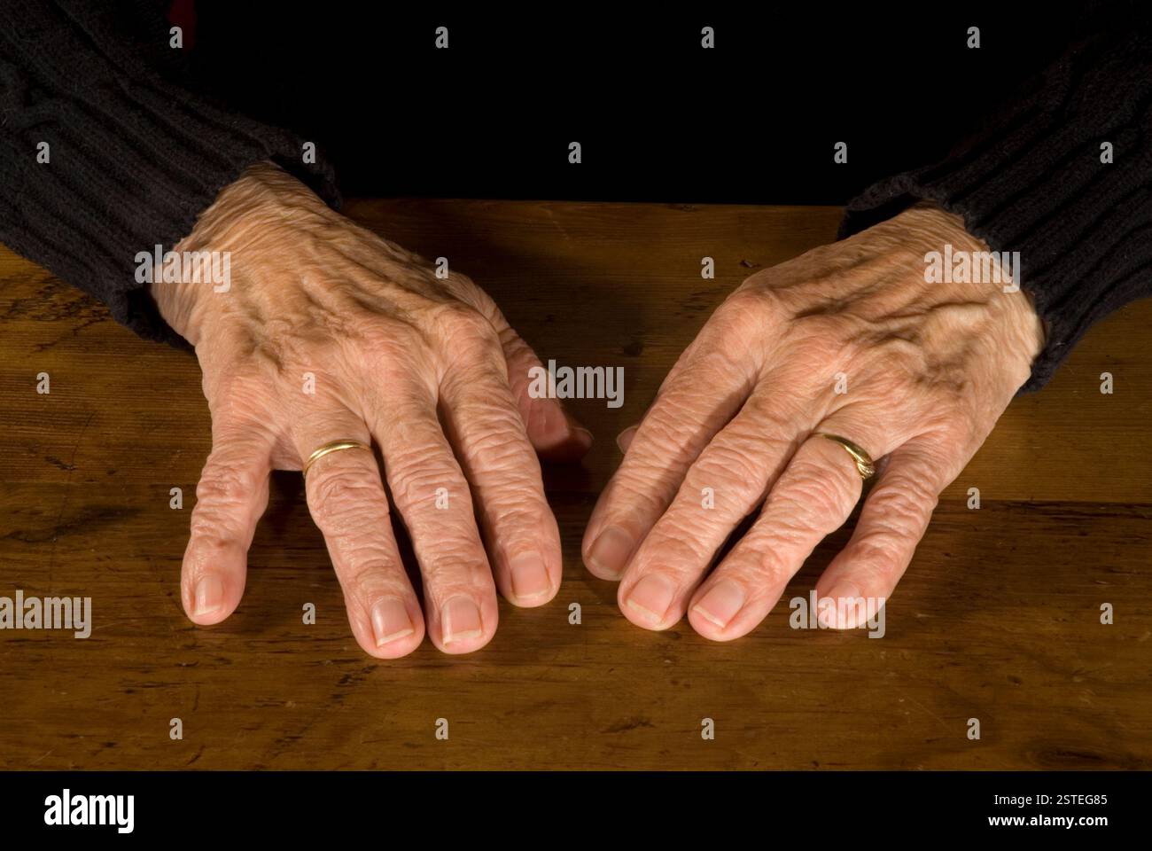 Old hands wedding ring hi-res stock photography and images - Alamy