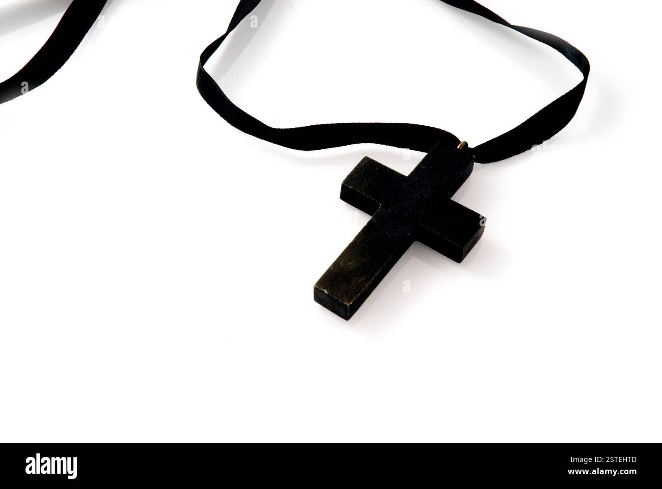 Simple wooden cross Stock Photo - Alamy