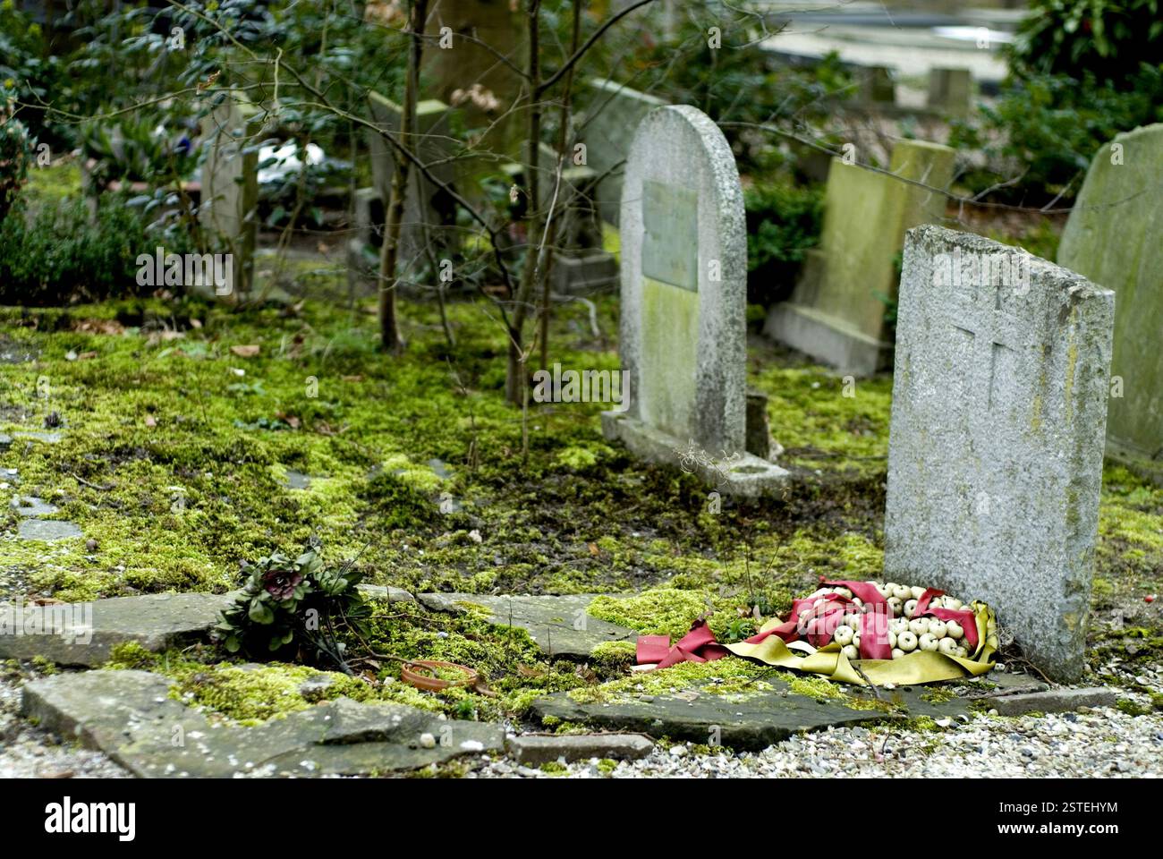 Very old graves hi-res stock photography and images - Alamy
