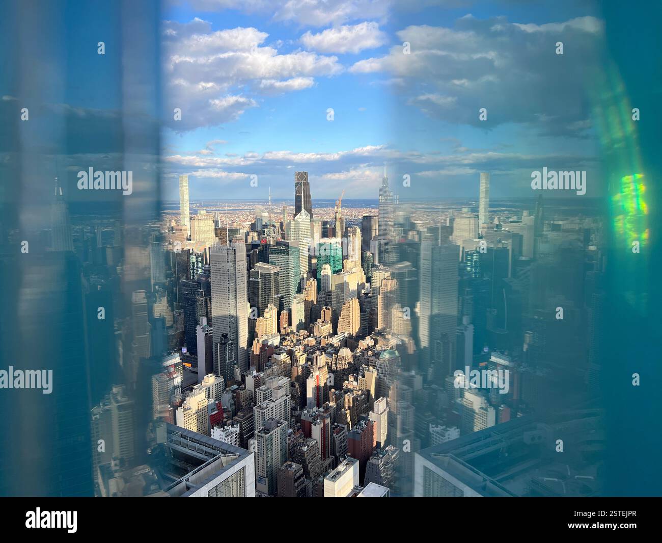 New York, USA. 18th Feb, 2025. View of Midtown Manhattan from "The Edge ...
