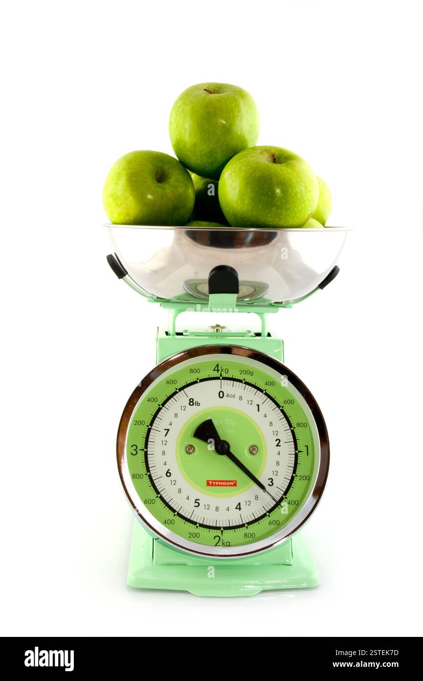 Apples weigh scale hi-res stock photography and images - Alamy