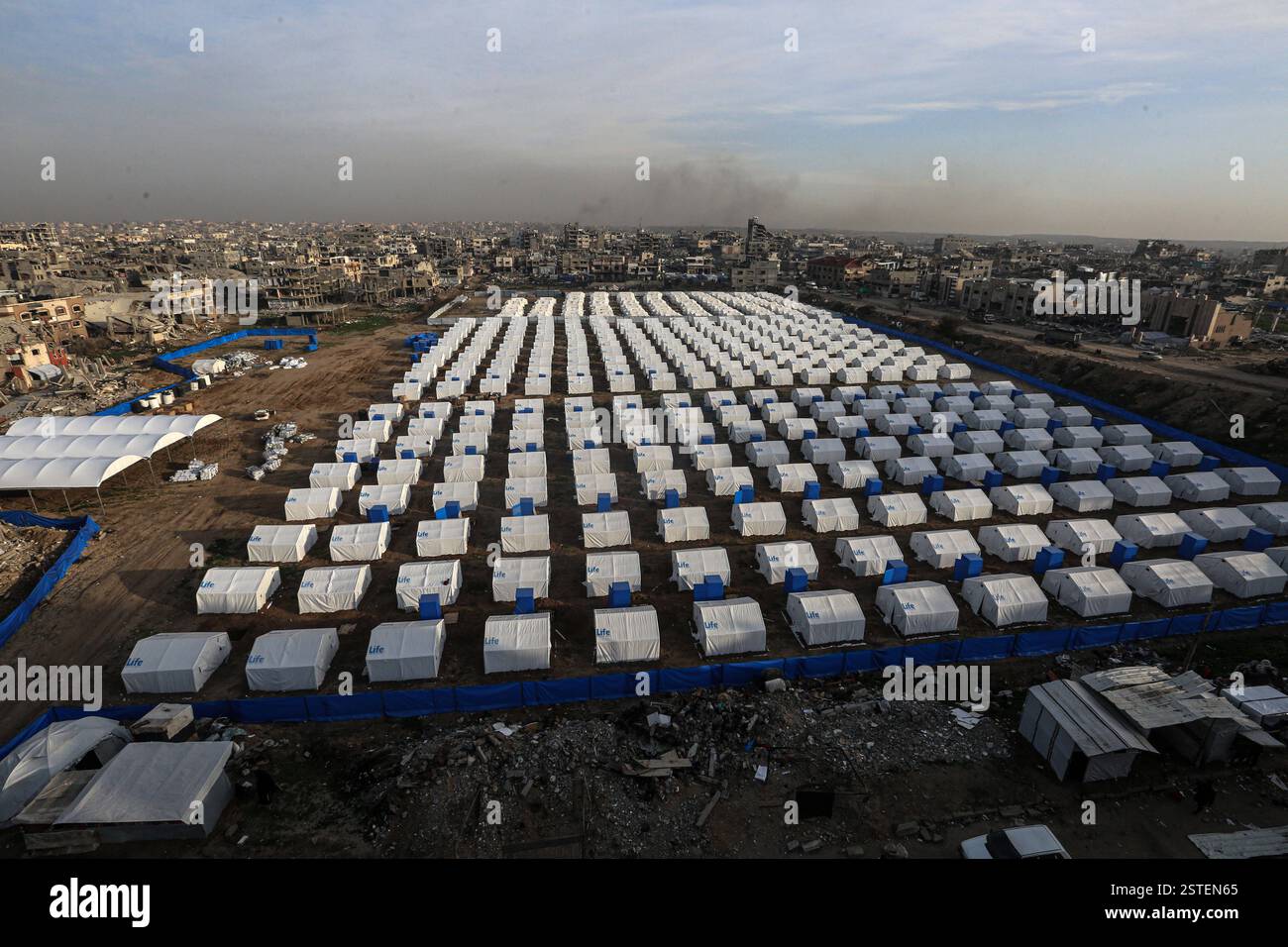 Newly erected tents are spread in Al-Zeitoun neighbourhood in Gaza City ...