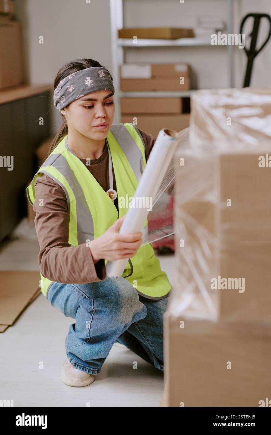 Woman inspecting shipping box hi-res stock photography and images - Alamy