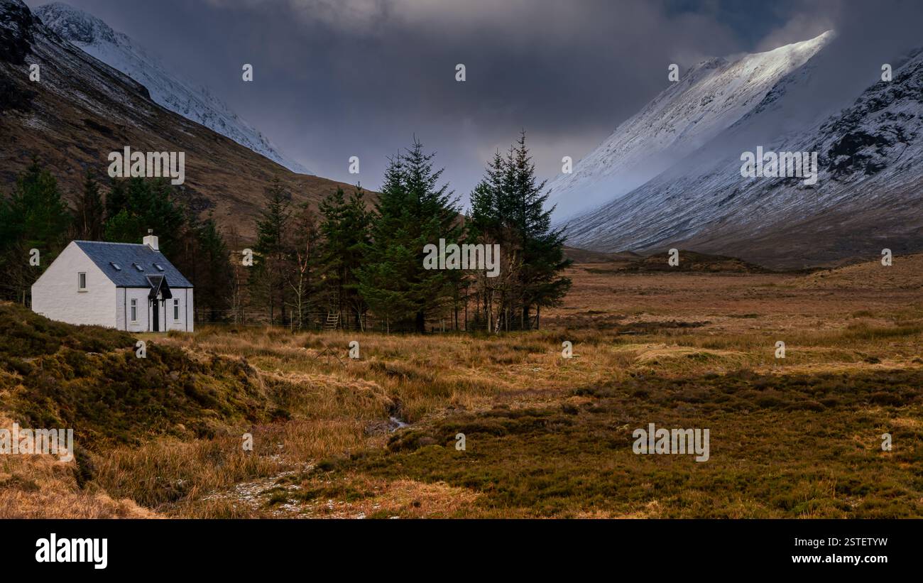White scottish cottage hi-res stock photography and images - Alamy