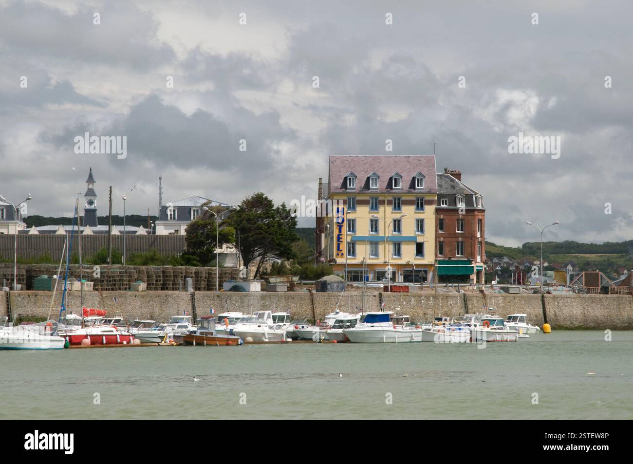 Small village etretat in normandy hi-res stock photography and images ...