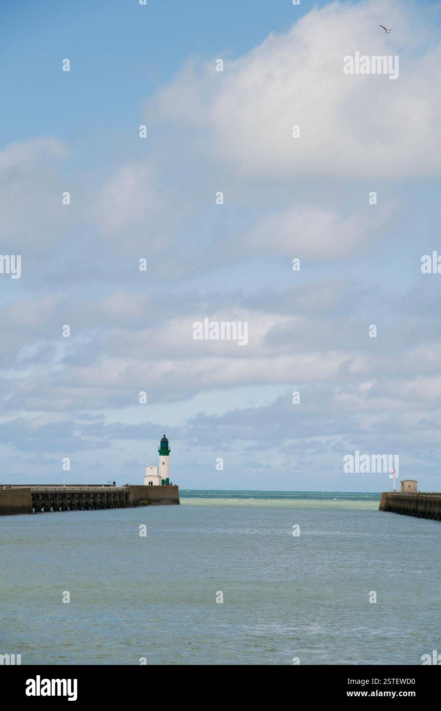 White and green lighthouse hi-res stock photography and images - Alamy