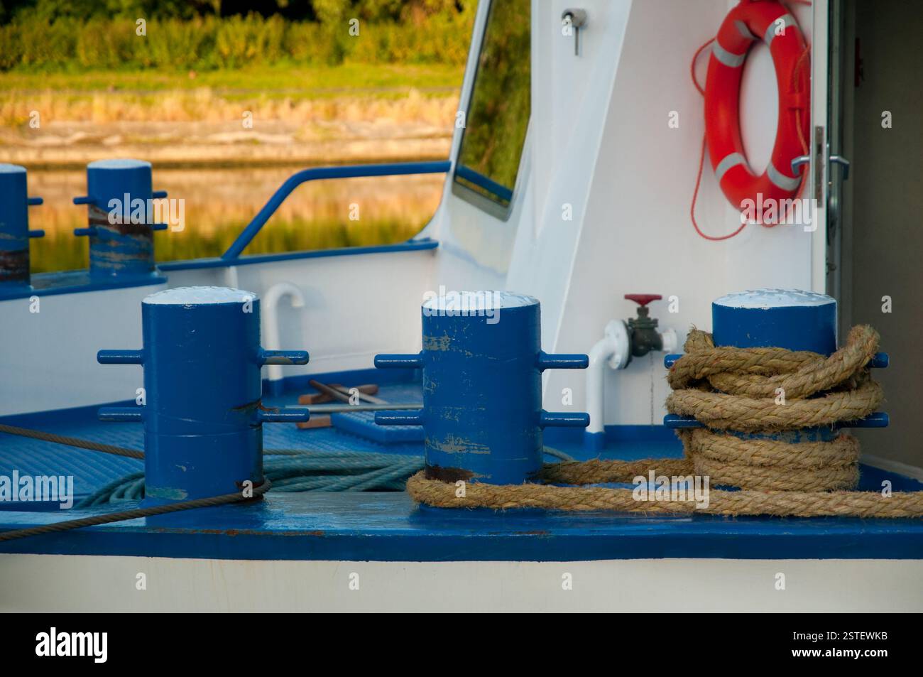 Ropes ship tie hi-res stock photography and images - Alamy