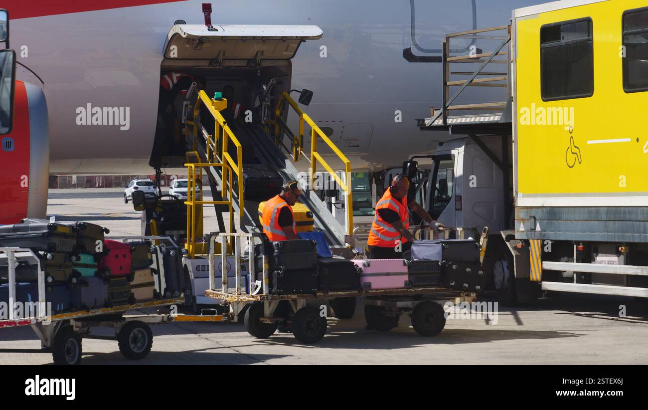 Cargo hnadling hi-res stock photography and images - Alamy