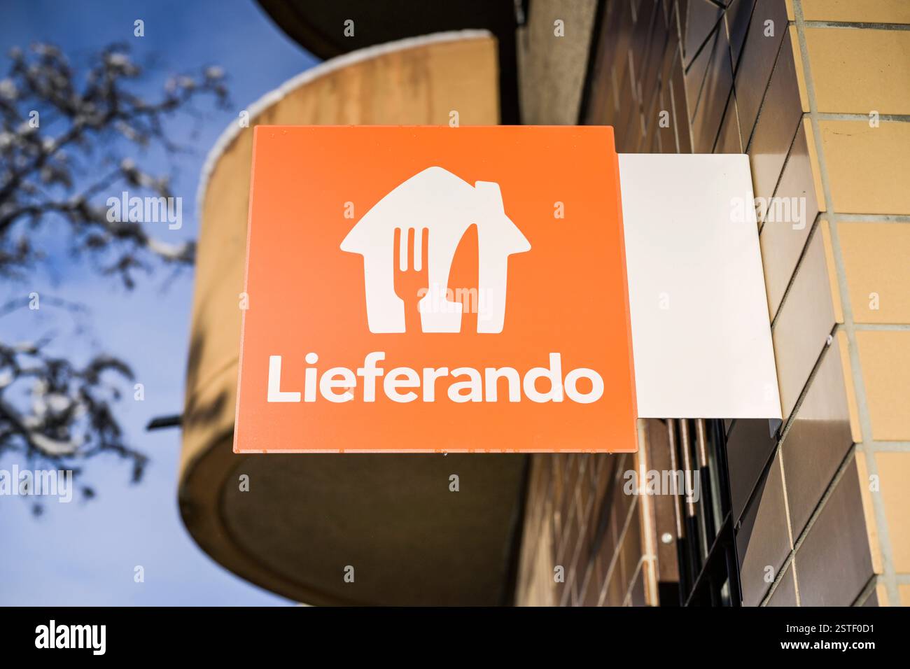 Lieferando, Logo, Schild an einem Restaurant in Berlin, Deutschland ...