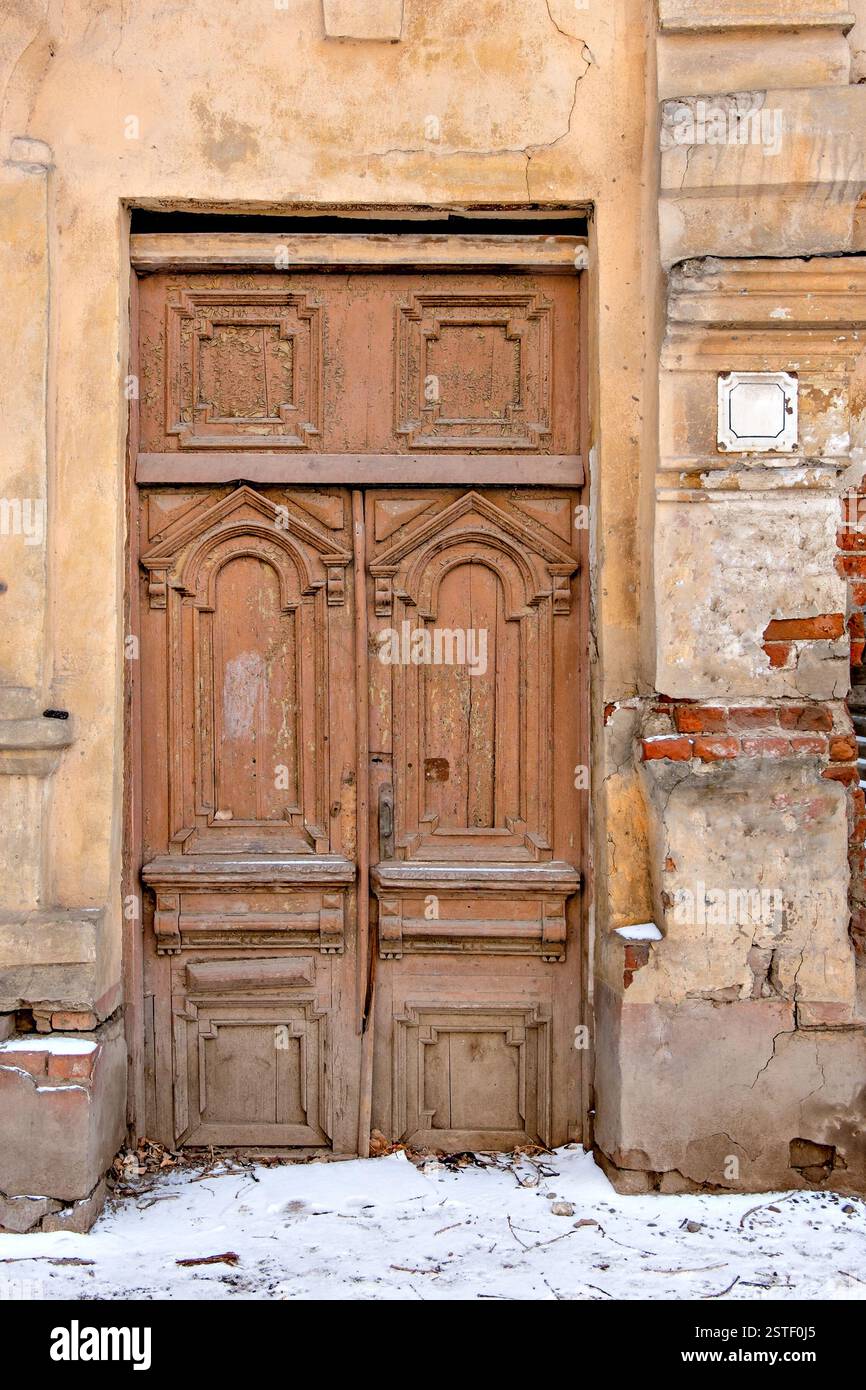 Front of abandoned house with brown door. Single Wooden Door in Old ...