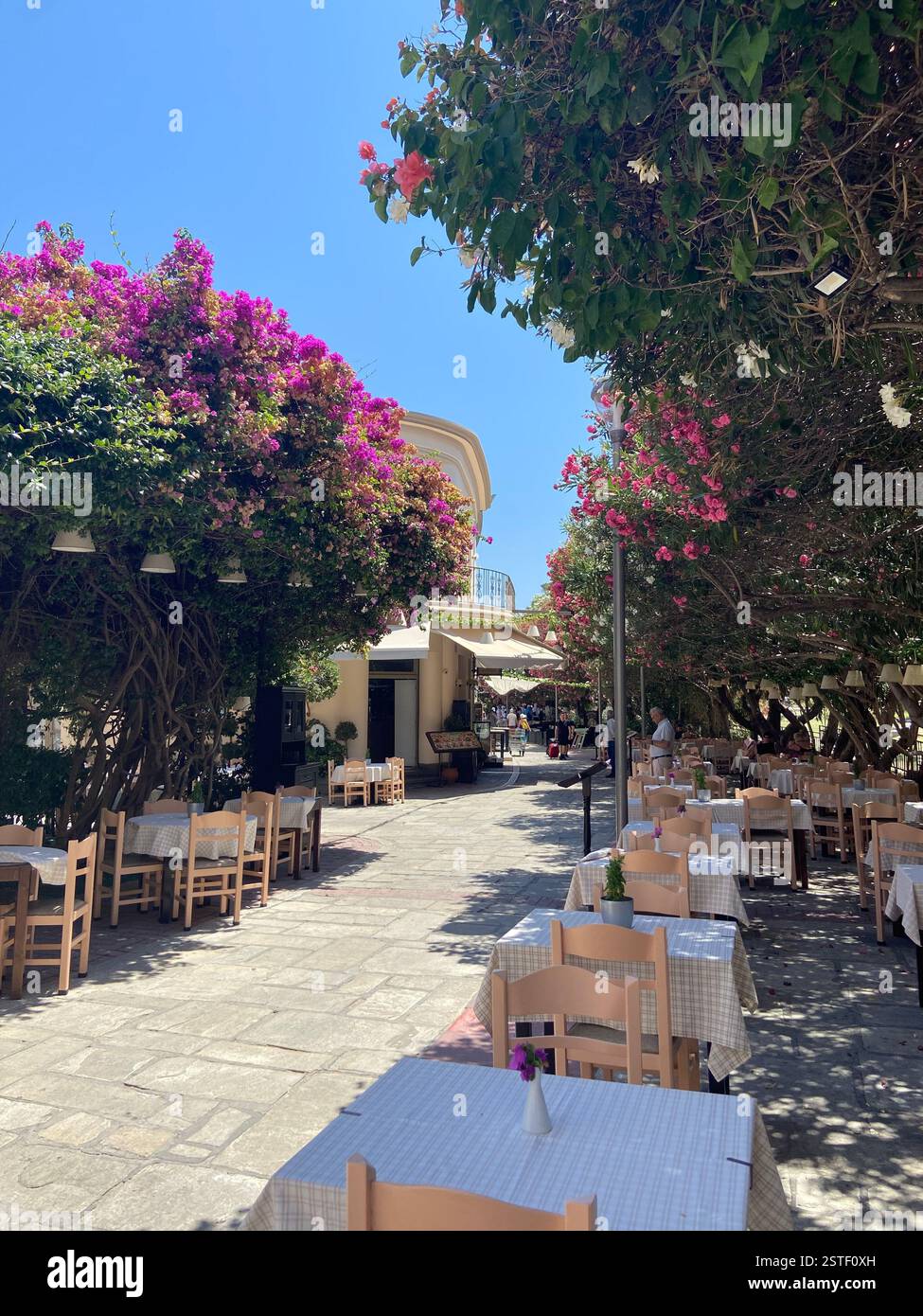 Outisde restaurant hi-res stock photography and images - Alamy