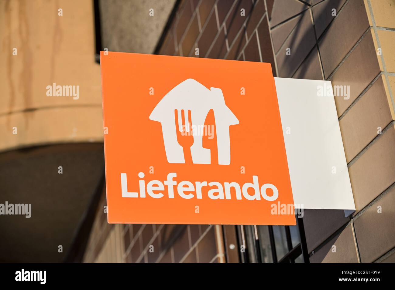 Lieferando, Logo, Schild an einem Restaurant in Berlin, Deutschland ...