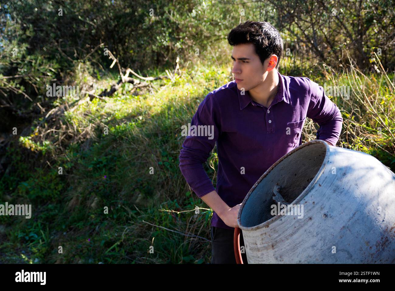 Man mixing cement hi-res stock photography and images - Alamy