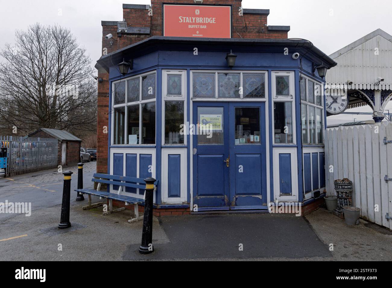 Stalybridge Buffet Bar. Stalybridge railway station Stock Photo - Alamy