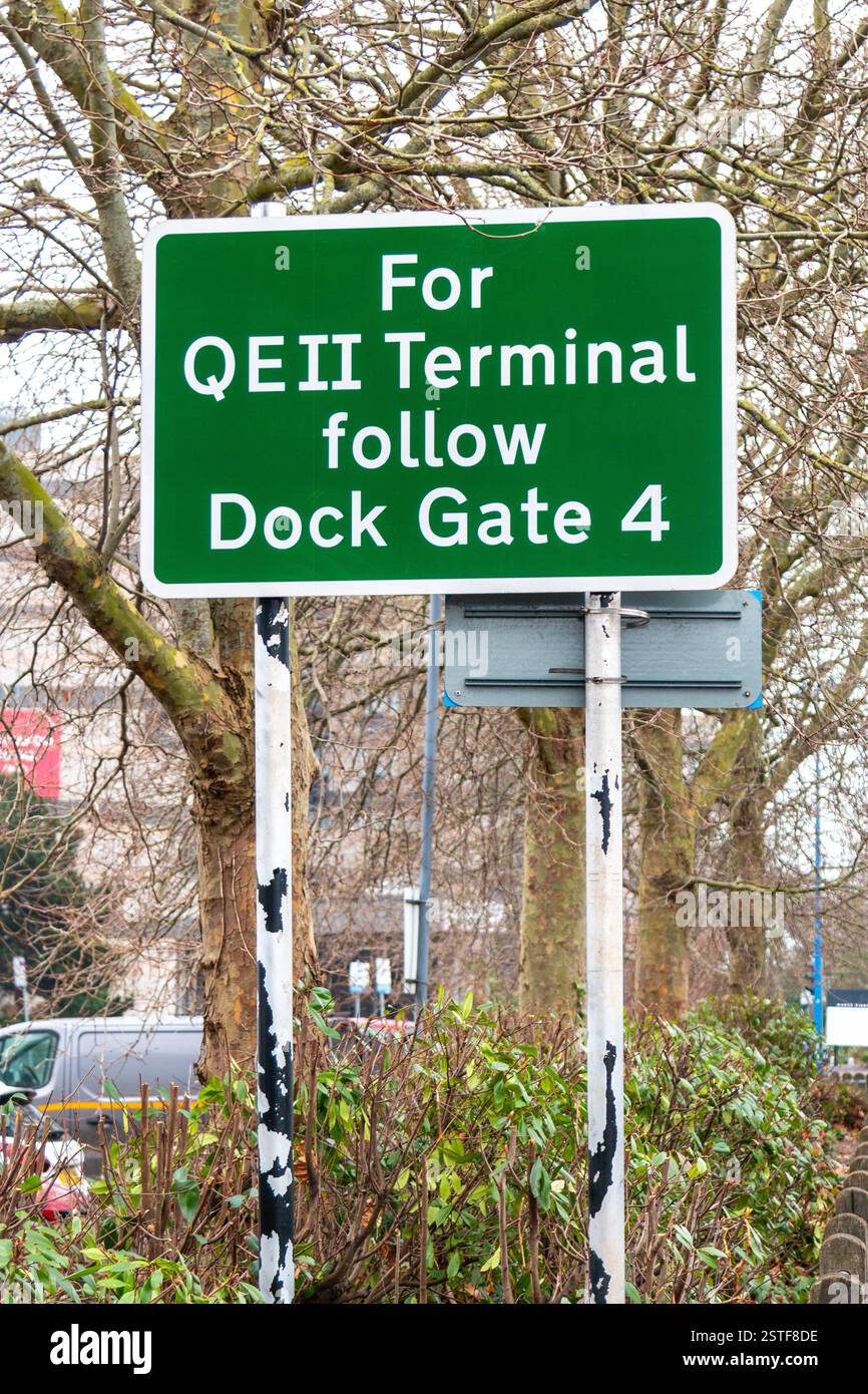 Road sign for QEII Terminal and Dock Gate 4 in Southampton, England, UK Stock Photo - Alamy
