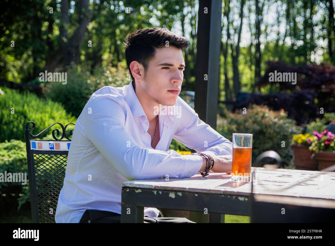 Man sitting alone outside at table hi-res stock photography and images ...