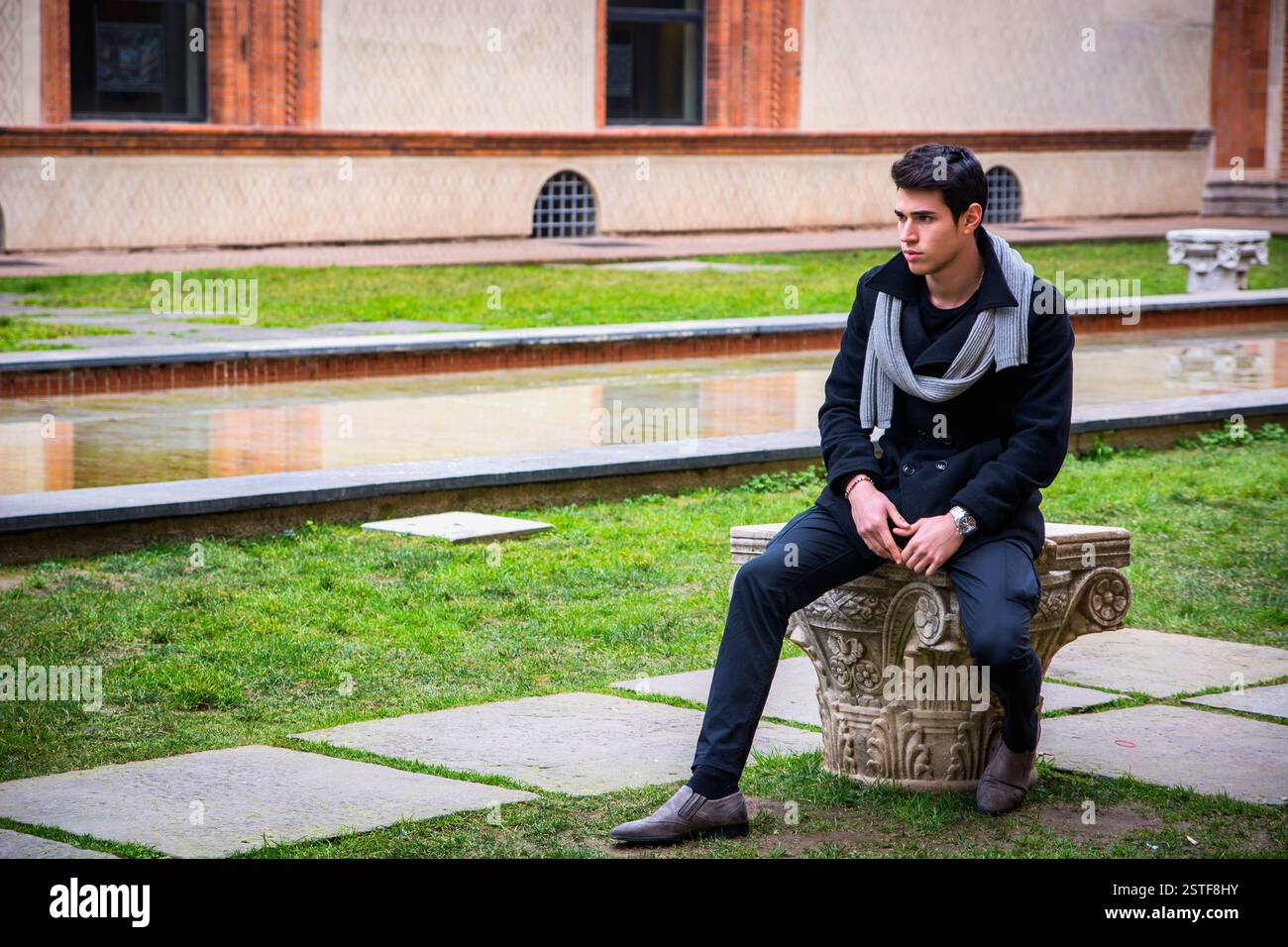 Man looking left hi-res stock photography and images - Alamy