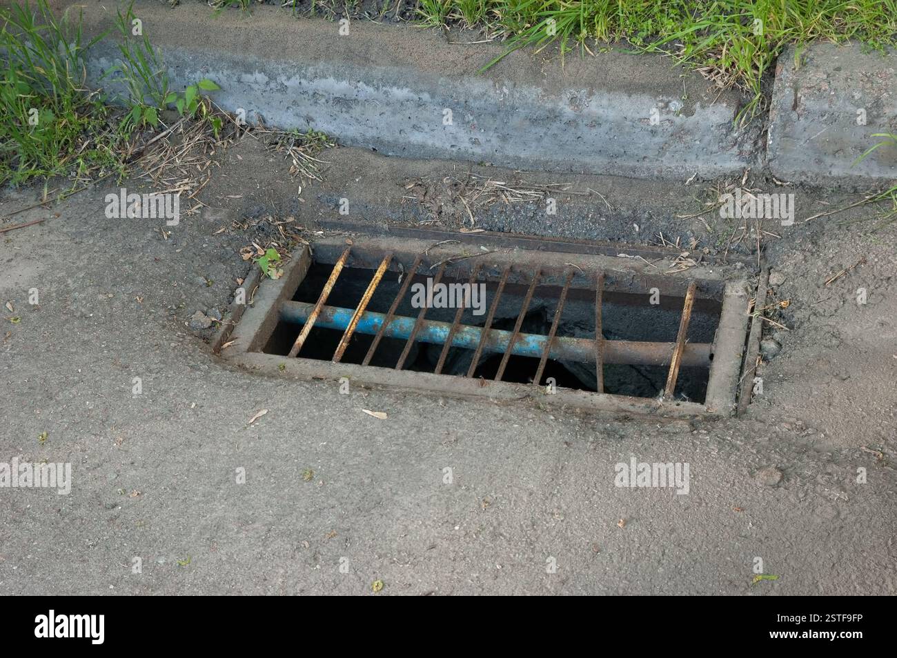 Old broken storm grate hi-res stock photography and images - Alamy