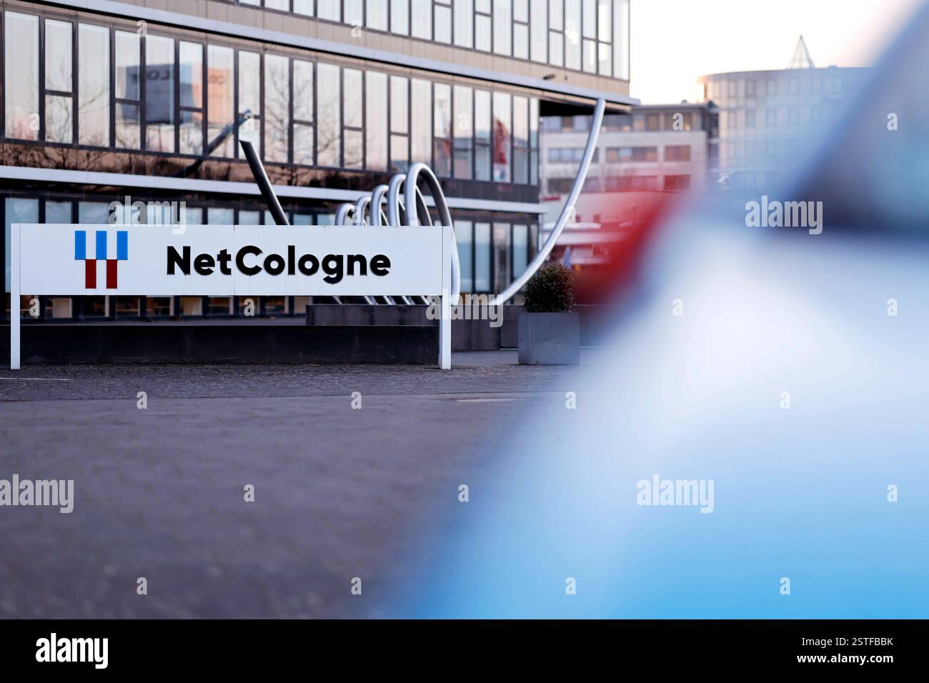 Netcologne-Logo am Eingang der Netcologne GmbH in Köln Ossendorf. Nach ...