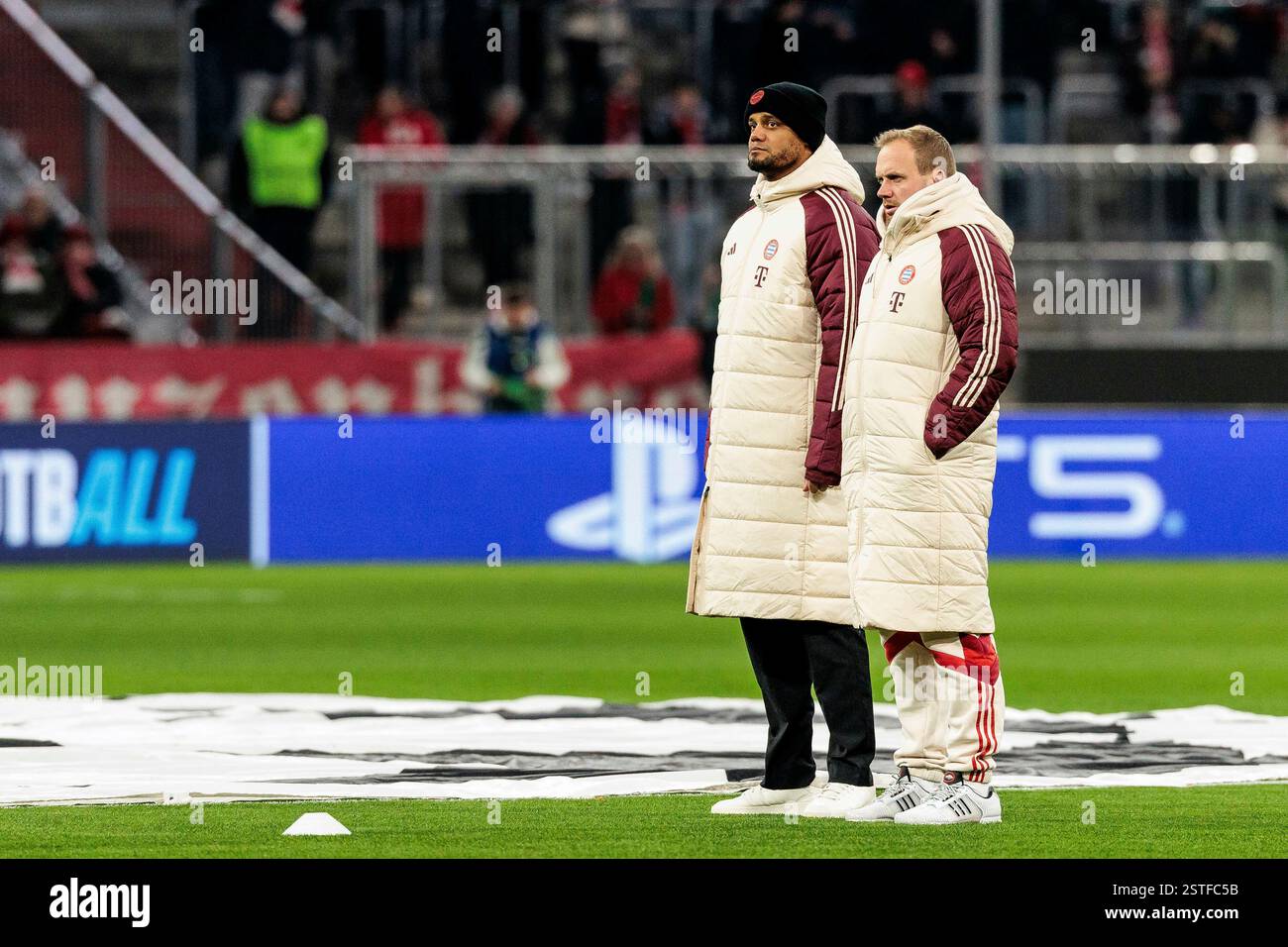 Vincent Kompany (Trainer FC Bayern M?nchen) w?hrend der Platzbegehung ...