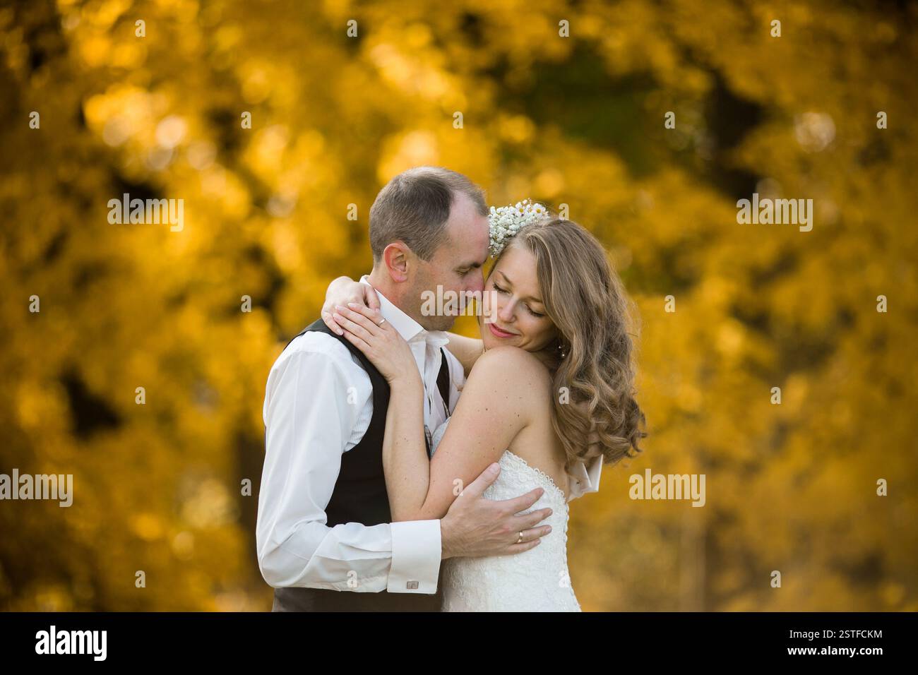 Leaf couple hi-res stock photography and images - Alamy
