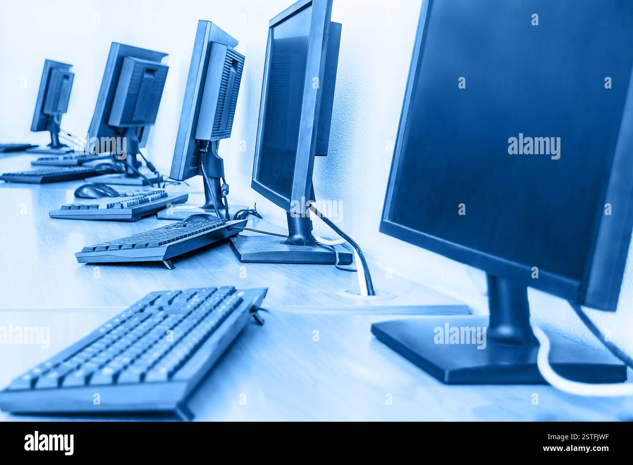 Empty classroom and computer hi-res stock photography and images - Alamy