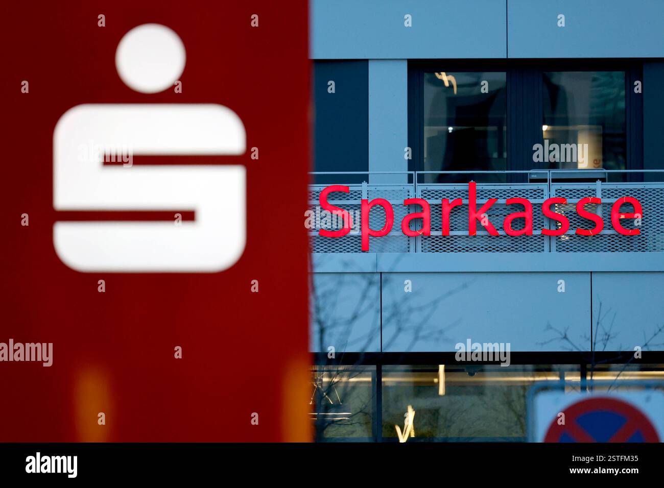 Das Logo der Sparkasse zu sehen an der Firmenkundenberatung der ...