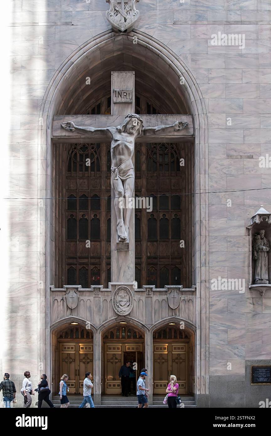 Fachada de la iglesia con un enorme crucifijo hi-res stock photography ...