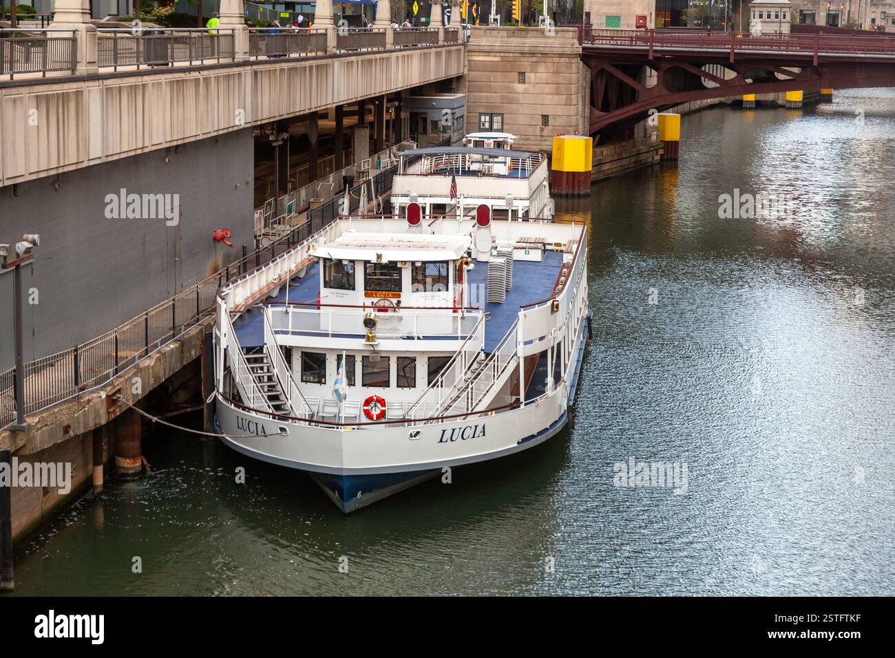 A tour boat named Lucia on the Chicago River in downtown Chicago Stock ...