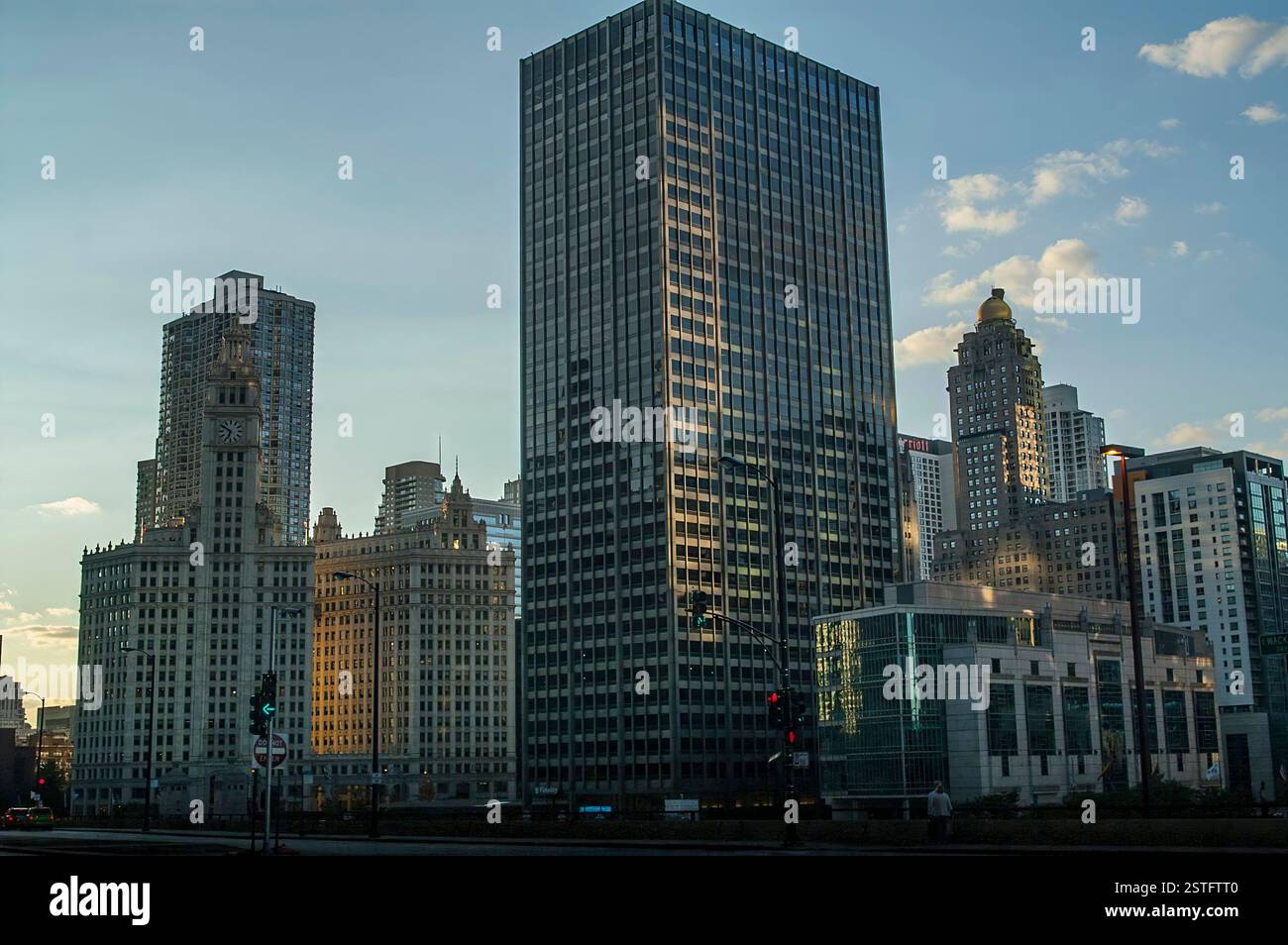 Edificio de oficinas de estilo internacional hi-res stock photography ...