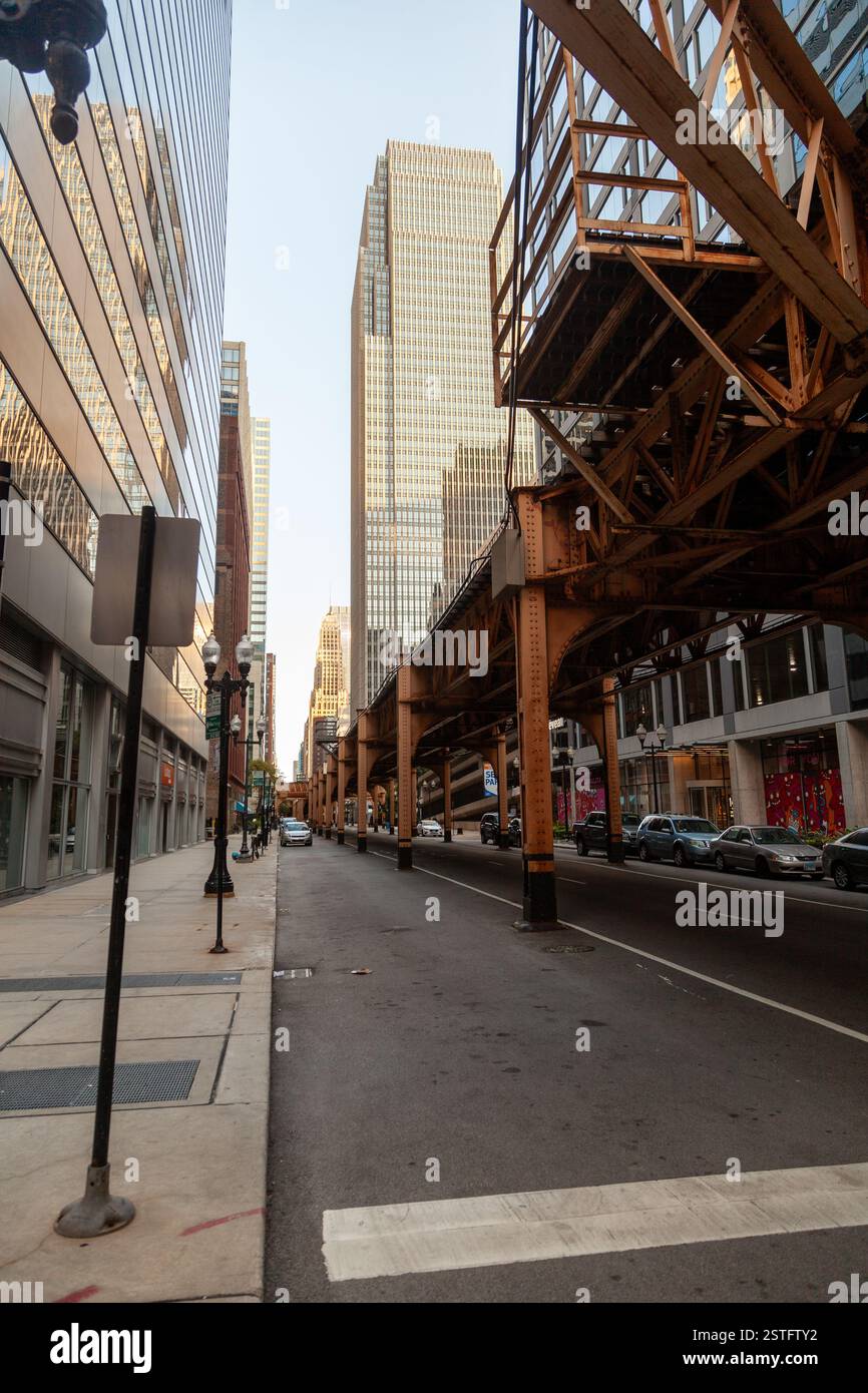 A view of the L in downtown Chicago, the elevated mass transit system ...