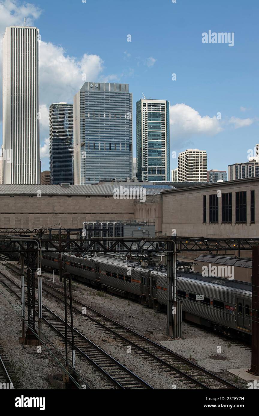 Rascacielos contra el cielo hi-res stock photography and images - Alamy