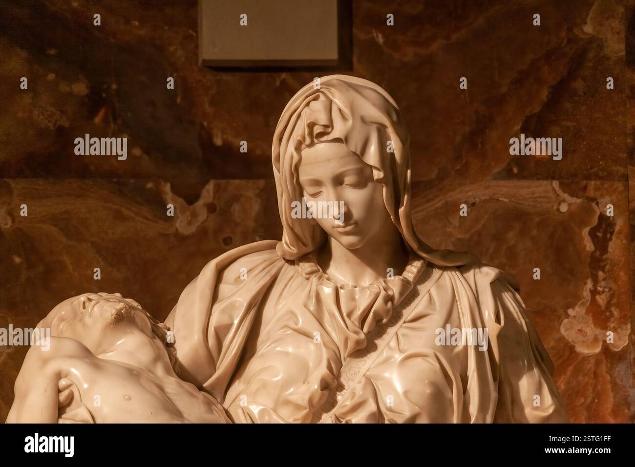 Pietà by Michelangelo, St. Peter's Basilica Stock Photo - Alamy