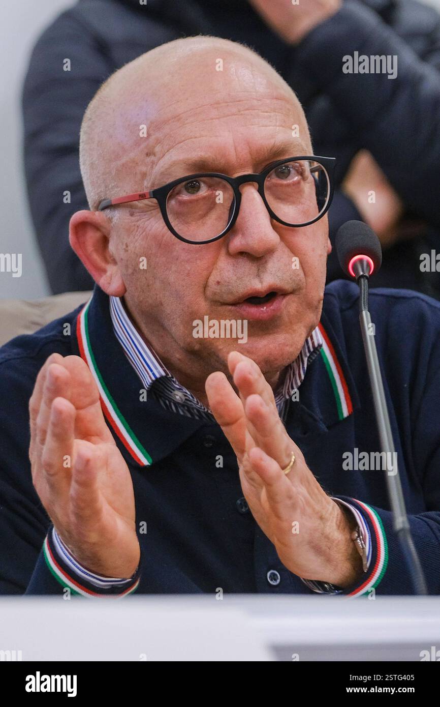 Civil protection chief in Pozzuoli with mayors and citizens Mauro Di ...