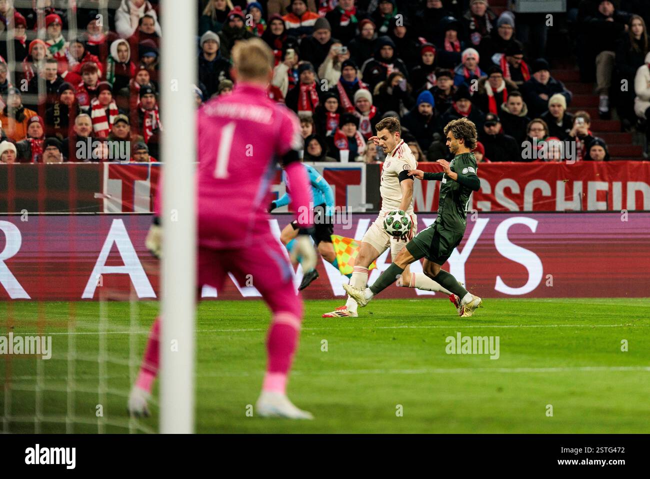 Zweikampf Josip Stanisic (FC Bayern M?nchen, 44), Jota (Celtic FC, 7) UEFA Champions League: FC ...