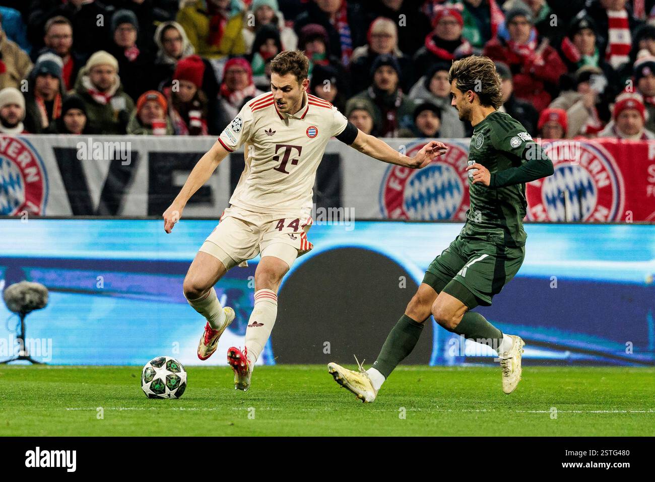 Zweikampf Josip Stanisic (FC Bayern M?nchen, 44), Jota (Celtic FC, 7) UEFA Champions League: FC ...