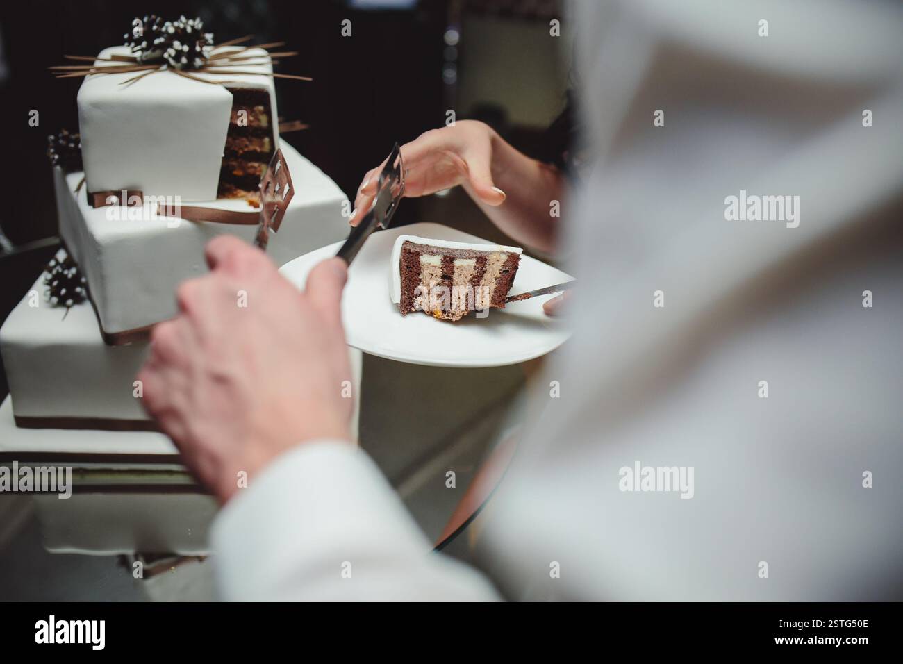 Cake cutting tradition hi-res stock photography and images - Alamy