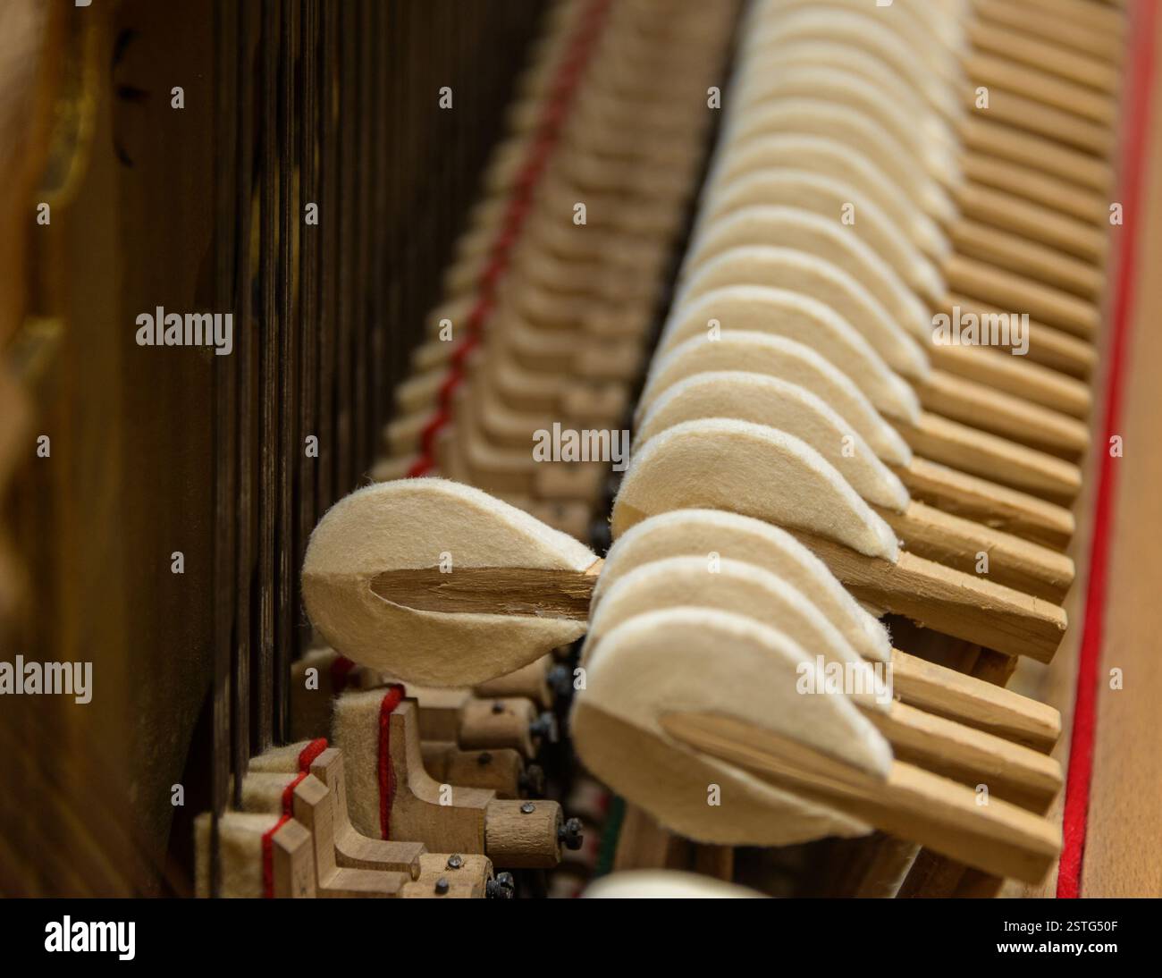 Hammer string inside vintage piano hi-res stock photography and images - Alamy
