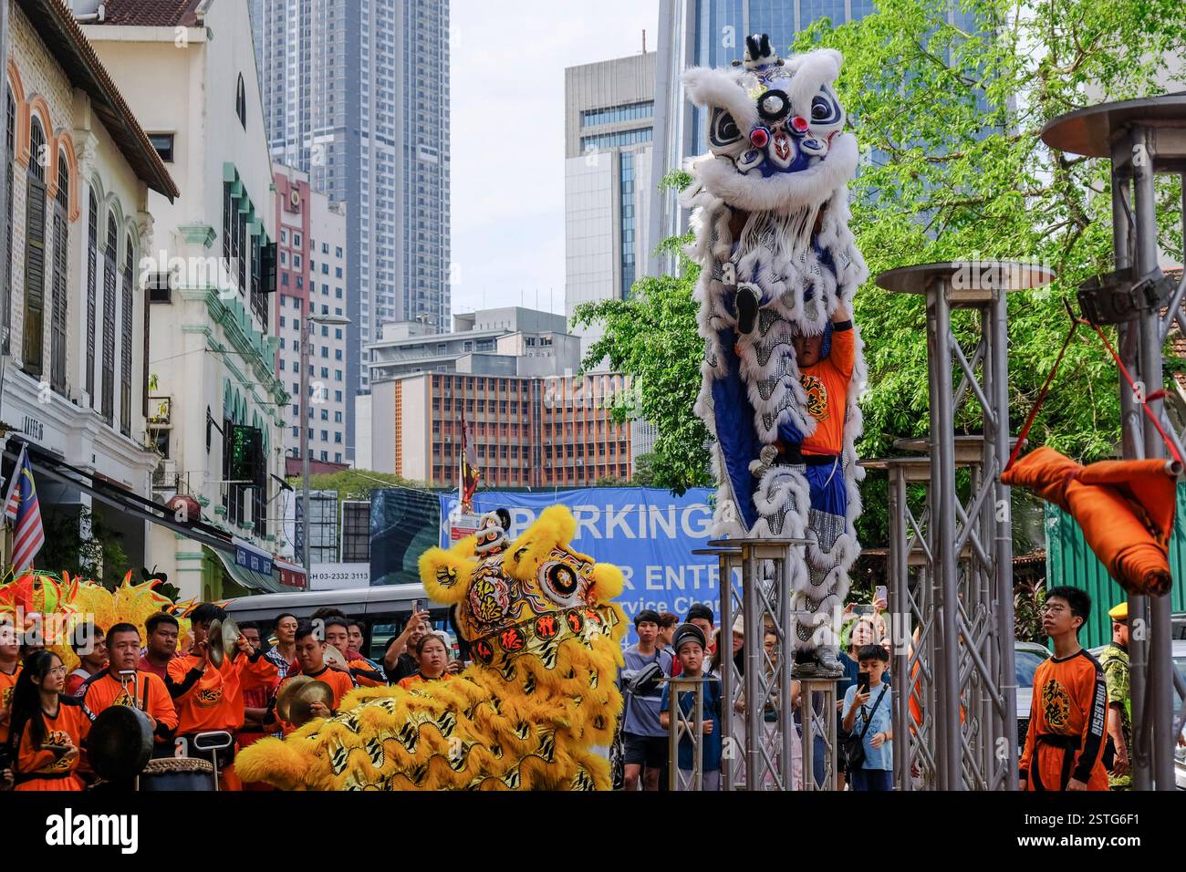Kuala Lumpur, Malaysia. 16th Feb, 2025. People observe the acrobatic ...
