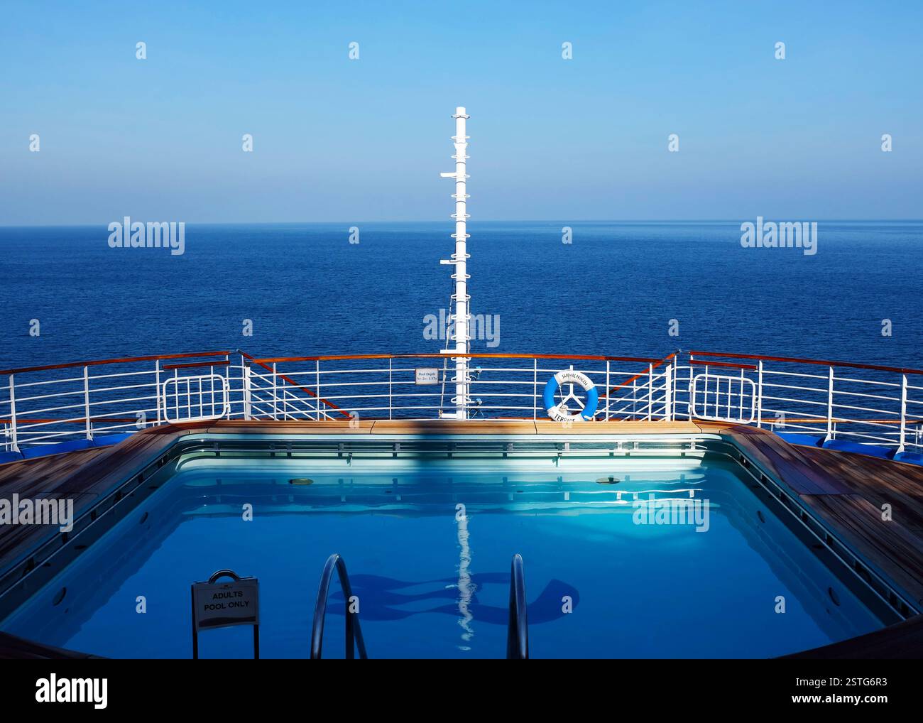 Cruise ship stern side blue horizon swimming pool Stock Photo - Alamy