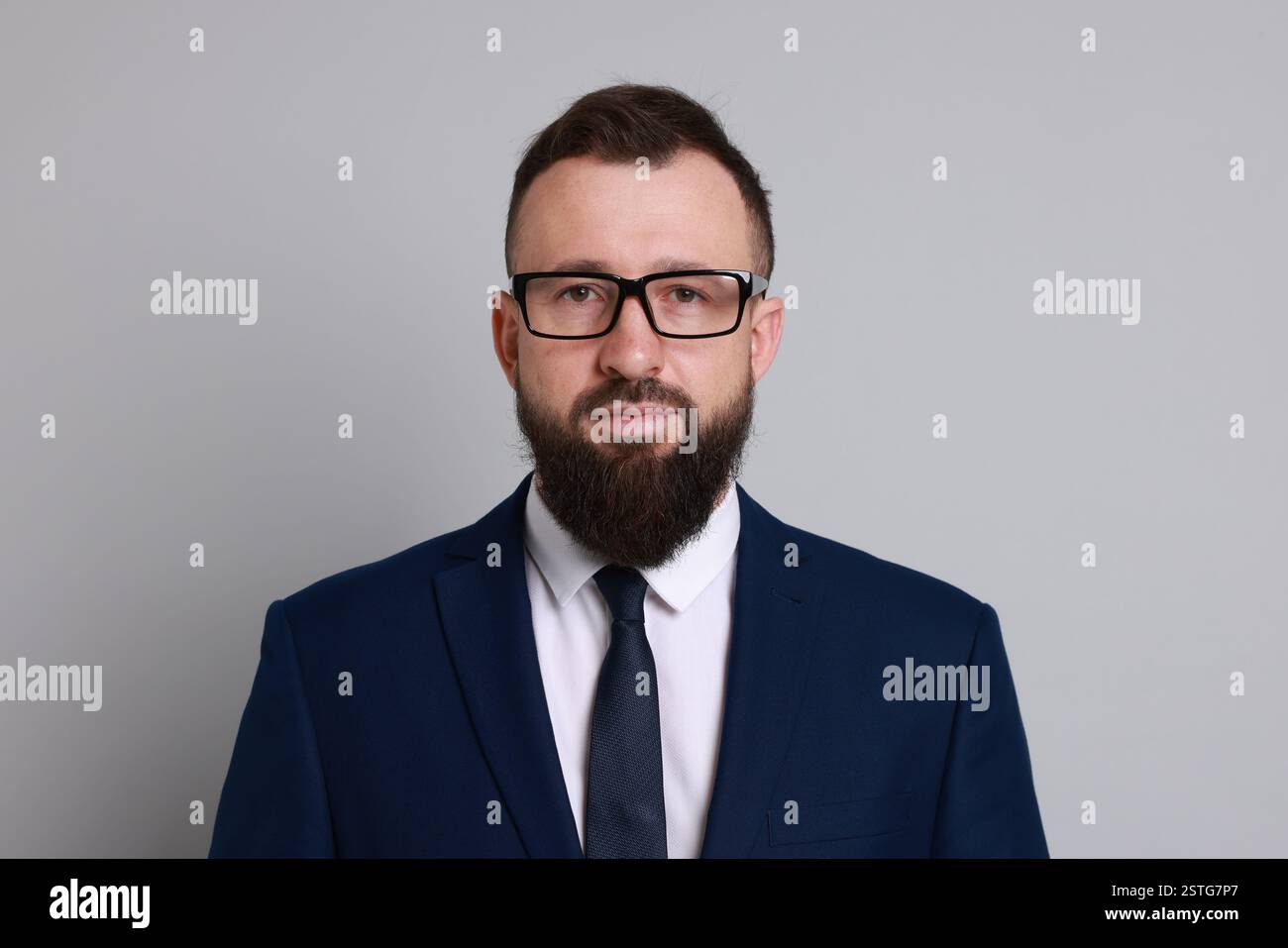Bearded man in grey shirt hi-res stock photography and images - Alamy