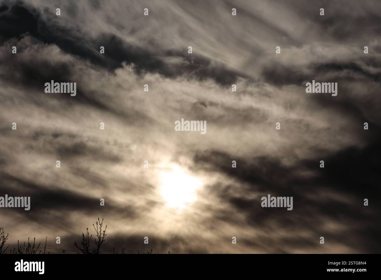 Hohe Eiswolken am Himmel Eiswolken wie die Cirrusarten in Höhen ...